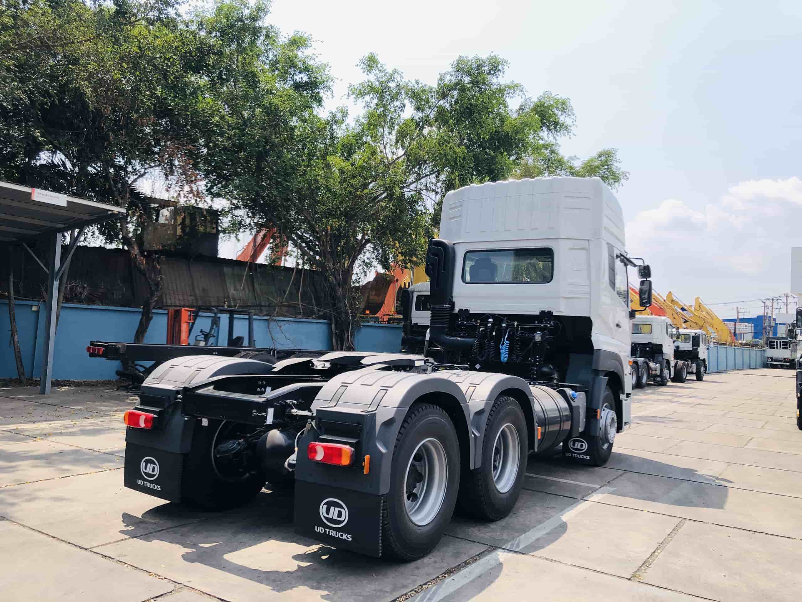 Đầu kéo UD Quester 350hp 2025 | Nóc cao 2 giường